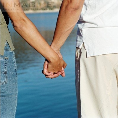 Niños agarrados de las manos - Imagui